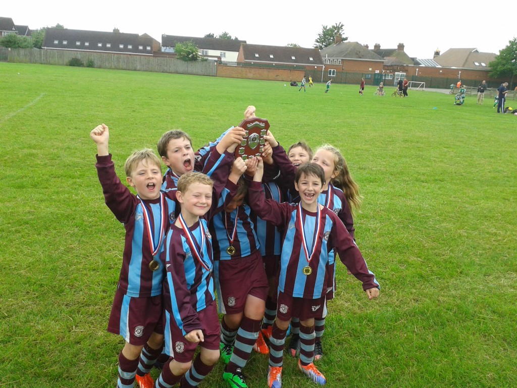 U9 Whirlwinds Lift The Westoning Shield! – Woburn & Wavendon Football Club